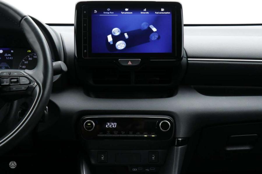 Black Toyota Yaris 2025 in Vilnius, with an engine capacity of 1.49 L and mileage of 38 thousand km for 19990 €, photo 16 on AUTOMOTO.COM.LV