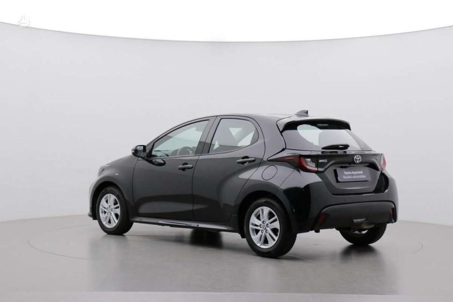 Black Toyota Yaris 2025 in Vilnius, with an engine capacity of 1.49 L and mileage of 38 thousand km for 19990 €, photo 19 on AUTOMOTO.COM.LV