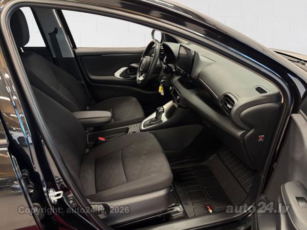 Black Toyota Yaris 2025 in Tartu, with an engine capacity of 1.50 L and mileage of 29 thousand km for 21390 €, photo 5 on AUTOMOTO.COM.LV