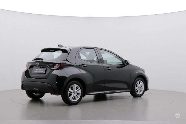Toyota Yaris 2025 Viļņa vietnē Melns Toyota Yaris 2025 Viļņa, ar dzinēja tilpumu 1.49 L un nobraukumu 38 tūkst. km par 19990 €, foto 4 vietnē AUTOMOTO.COM.LV