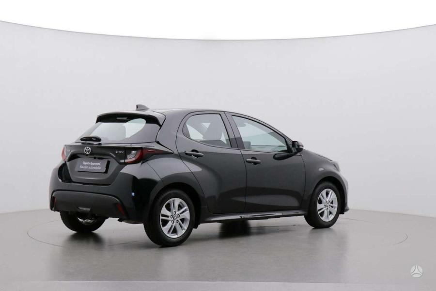 Black Toyota Yaris 2025 in Vilnius, with an engine capacity of 1.49 L and mileage of 38 thousand km for 19990 €, photo 4 on AUTOMOTO.COM.LV