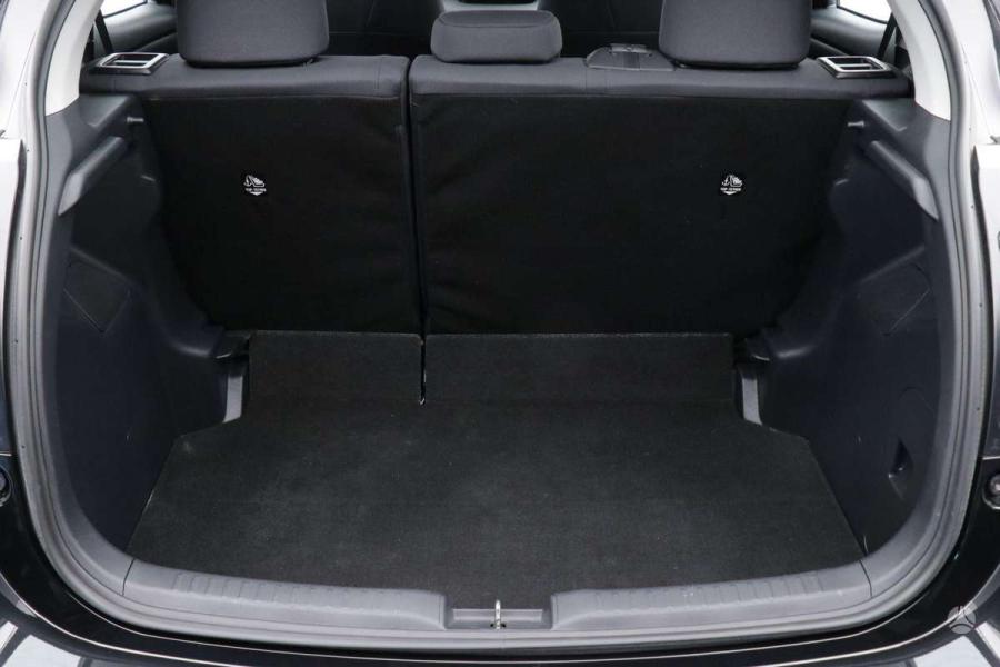 Black Toyota Yaris 2025 in Vilnius, with an engine capacity of 1.49 L and mileage of 38 thousand km for 19990 €, photo 12 on AUTOMOTO.COM.LV