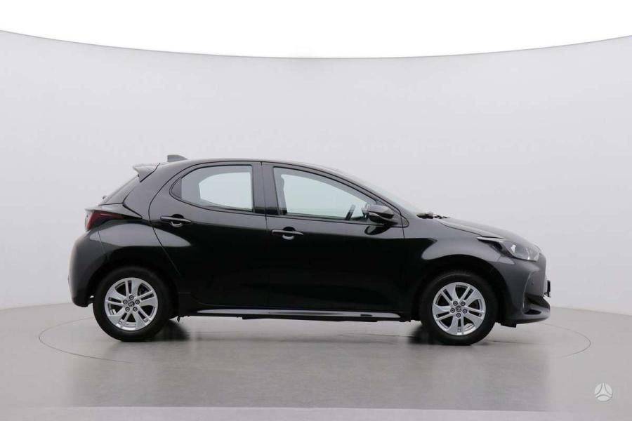 Black Toyota Yaris 2025 in Vilnius, with an engine capacity of 1.49 L and mileage of 38 thousand km for 19990 €, photo 18 on AUTOMOTO.COM.LV