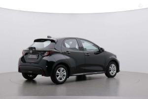 Black Toyota Yaris 2025 in Vilnius, with an engine capacity of 1.49 L and mileage of 35 thousand km for 19990 €, photo 4 on AUTOMOTO.COM.LV