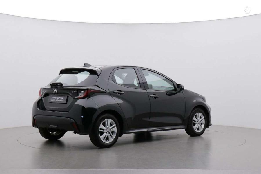 Black Toyota Yaris 2025 in Vilnius, with an engine capacity of 1.49 L and mileage of 35 thousand km for 19990 €, photo 4 on AUTOMOTO.COM.LV