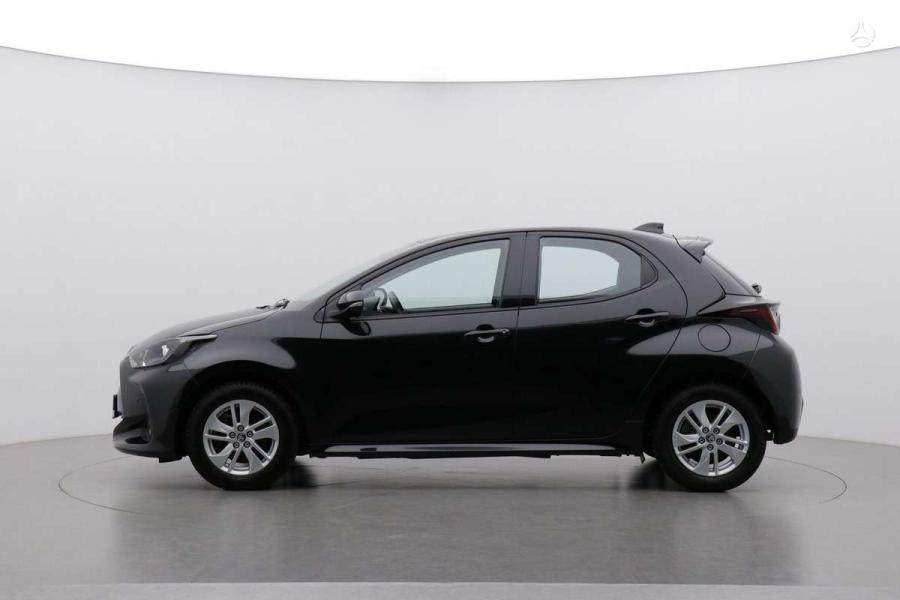 Black Toyota Yaris 2025 in Vilnius, with an engine capacity of 1.49 L and mileage of 35 thousand km for 19990 €, photo 5 on AUTOMOTO.COM.LV