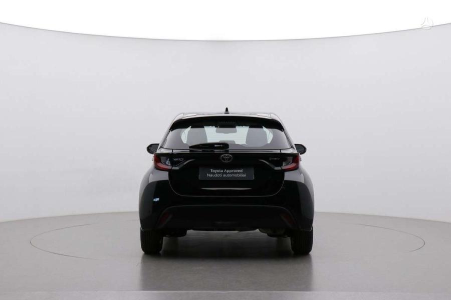 Black Toyota Yaris 2025 in Vilnius, with an engine capacity of 1.49 L and mileage of 35 thousand km for 19990 €, photo 6 on AUTOMOTO.COM.LV