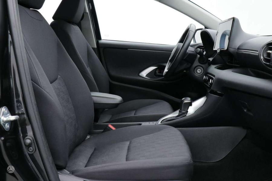 Black Toyota Yaris 2025 in Vilnius, with an engine capacity of 1.49 L and mileage of 35 thousand km for 19990 €, photo 10 on AUTOMOTO.COM.LV
