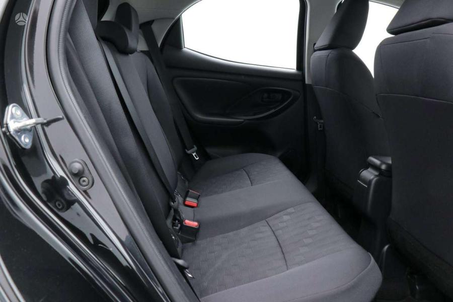 Black Toyota Yaris 2025 in Vilnius, with an engine capacity of 1.49 L and mileage of 35 thousand km for 19990 €, photo 11 on AUTOMOTO.COM.LV