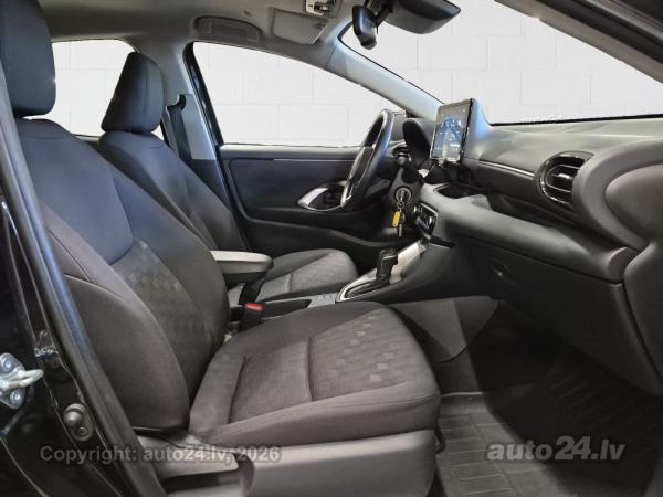 Black Toyota Yaris 2025 in Tallinn, with an engine capacity of 1.50 L and mileage of 33 thousand km for 21390 €, photo 7 on AUTOMOTO.COM.LV