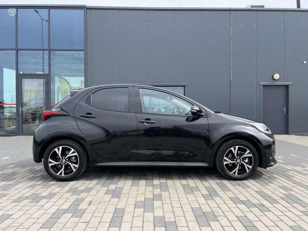 Black Toyota Yaris 2025 in Siauliai, with an engine capacity of 1.49 L and mileage of 5 thousand km for 19500 €, photo 5 on AUTOMOTO.COM.LV
