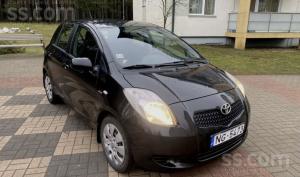 Melns Toyota Yaris 2008 Rīga, ar dzinēja tilpumu 1.40 L un nobraukumu 242 tūkst. km par 1850 €, foto  vietnē AUTOMOTO.COM.LV