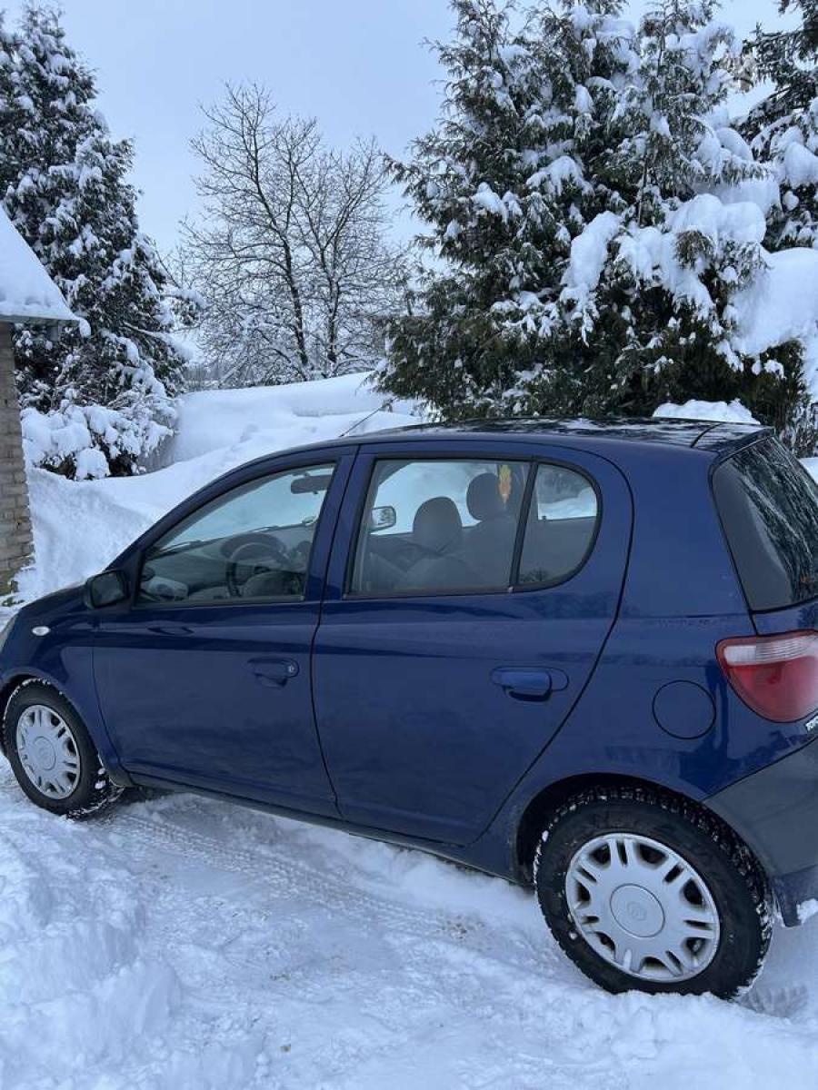 Blue Toyota Yaris 1999 in Plunge, with an engine capacity of 1.00 L and mileage of 209 thousand km for 1000 €, photo 5 on AUTOMOTO.COM.LV