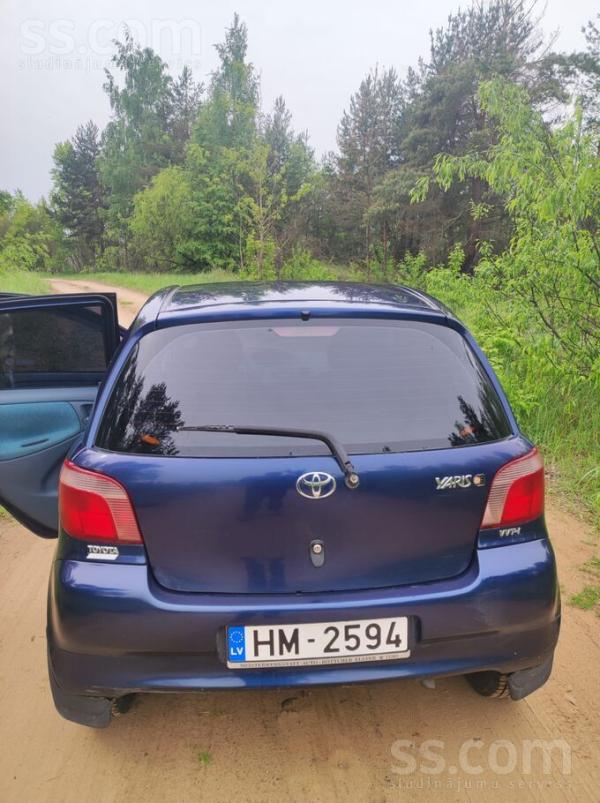 Zils Toyota Yaris 2001 Daugavpils, ar dzinēja tilpumu 1.00 L un nobraukumu 123 tūkst. km par 1150 €, foto 3 vietnē AUTOMOTO.COM.LV