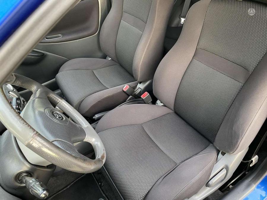 Zils Toyota Yaris 2001 Utena, ar dzinēja tilpumu 1.50 L un nobraukumu 402 tūkst. km par 1300 €, foto 13 vietnē AUTOMOTO.COM.LV