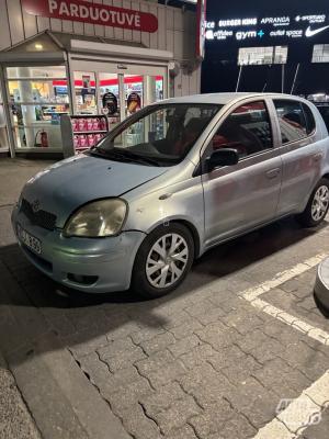 Zils Toyota Yaris 2002 Viļņa, ar dzinēja tilpumu 1.40 L un nobraukumu 339 tūkst. km par 600 €, foto  vietnē AUTOMOTO.COM.LV