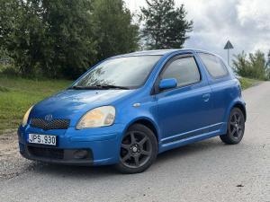 Zils Toyota Yaris 2003 Viļņa, ar dzinēja tilpumu 1.50 L un nobraukumu 264 tūkst. km par 999 €, foto  vietnē AUTOMOTO.COM.LV