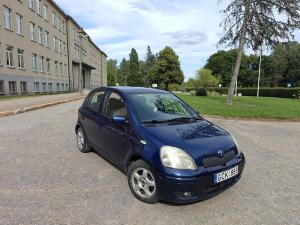 Zils Toyota Yaris 2003 Viļņa, ar dzinēja tilpumu 1.30 L un nobraukumu 268 tūkst. km par 2500 €, foto  vietnē AUTOMOTO.COM.LV