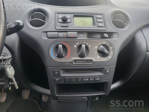 Zils Toyota Yaris 2004 Rīga, ar dzinēja tilpumu 1.30 L un nobraukumu 245 tūkst. km par 870 €, foto 9 vietnē AUTOMOTO.COM.LV