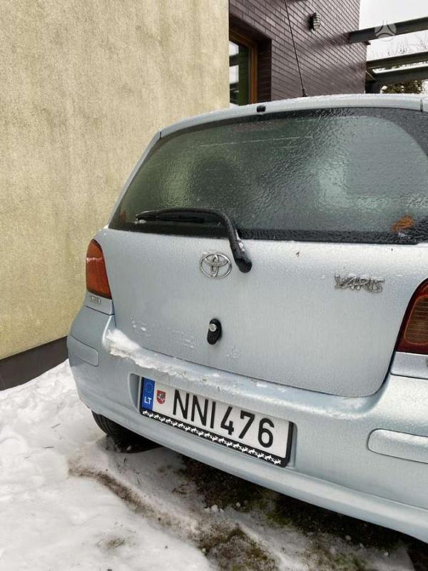 Zils Toyota Yaris 2005 Viļņa, ar dzinēja tilpumu 1.00 L un nobraukumu 212 tūkst. km par 1500 €, foto 3 vietnē AUTOMOTO.COM.LV