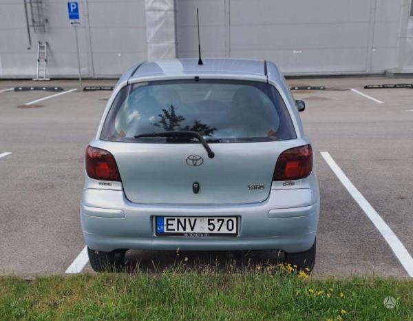 Zils Toyota Yaris 2005 Klaipėda, ar dzinēja tilpumu 1.36 L un nobraukumu 245 tūkst. km par 1100 €, foto 4 vietnē AUTOMOTO.COM.LV