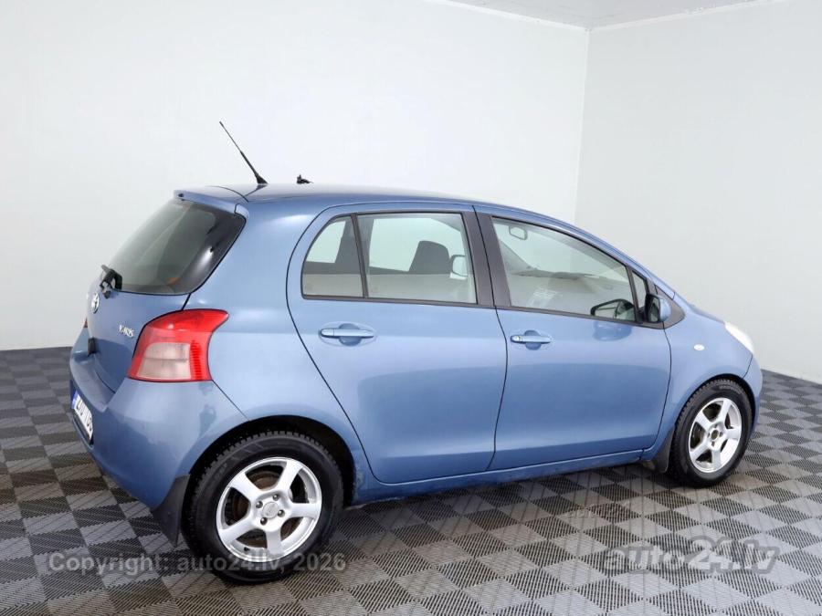 Zils Toyota Yaris 2006 Tallina, ar dzinēja tilpumu 1.30 L un nobraukumu 336 tūkst. km par 1499 €, foto 3 vietnē AUTOMOTO.COM.LV