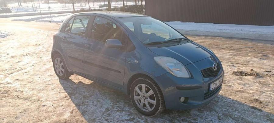 Zils Toyota Yaris 2006 Kauņa, ar dzinēja tilpumu 1.40 L un nobraukumu 142 tūkst. km par 2900 €, foto 2 vietnē AUTOMOTO.COM.LV