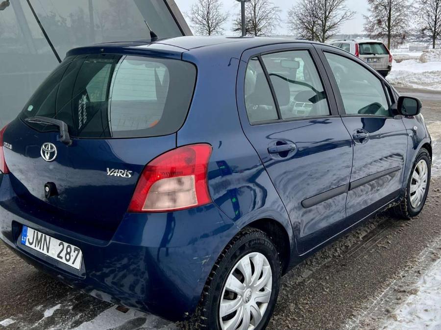 Blue Toyota Yaris 2006 in Panevezys, with an engine capacity of 1.40 L and mileage of 337 thousand km for 1800 €, photo 4 on AUTOMOTO.COM.LV