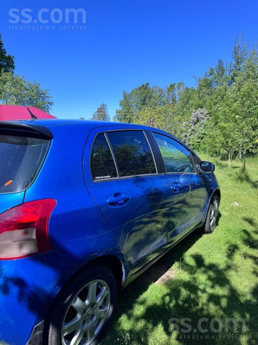 Zils Toyota Yaris 2006 Ventspils, ar dzinēja tilpumu 1.30 L un nobraukumu 238 tūkst. km par 1800 €, foto 1 vietnē AUTOMOTO.COM.LV