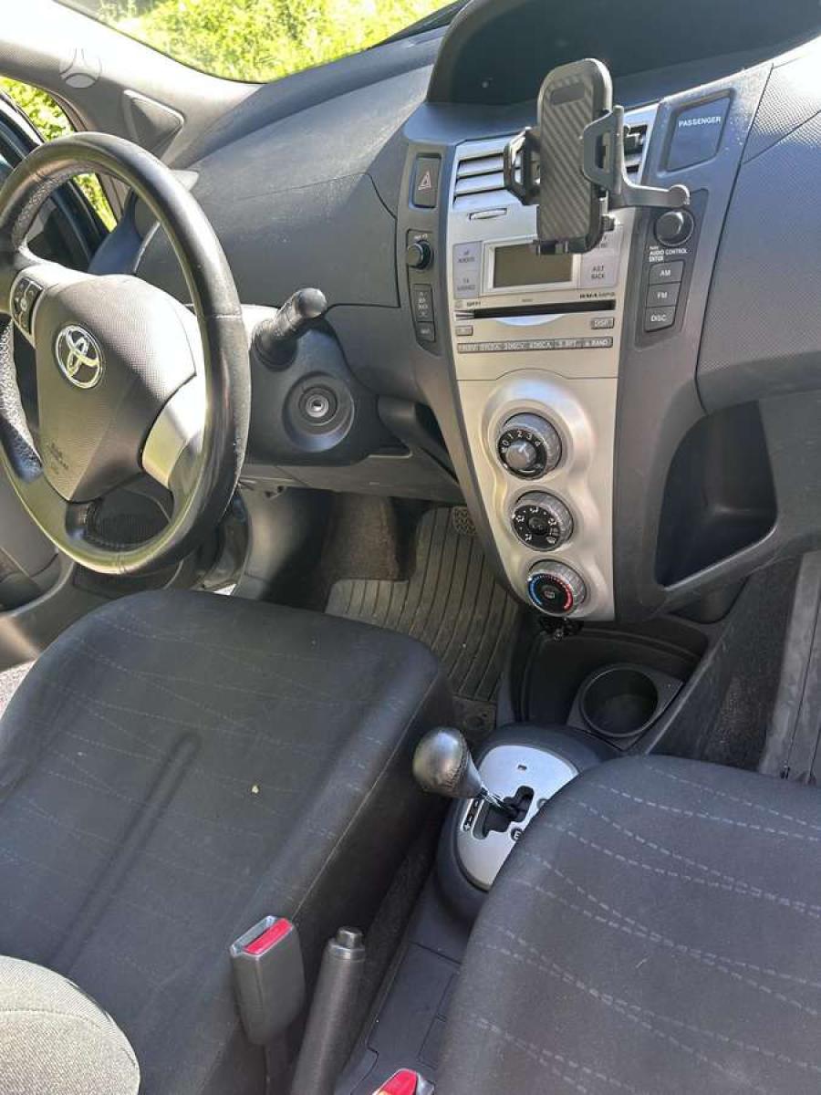 Zils Toyota Yaris 2006 Druskininkai, ar dzinēja tilpumu 1.30 L un nobraukumu 170 tūkst. km par 3000 €, foto 10 vietnē AUTOMOTO.COM.LV