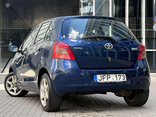 Zils Toyota Yaris 2006 Viļņa, ar dzinēja tilpumu 1.40 L un nobraukumu 255 tūkst. km par 1990 €, foto 3 vietnē AUTOMOTO.COM.LV