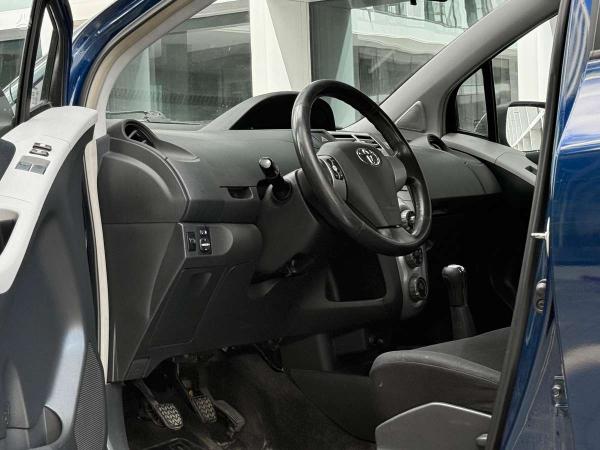 Zils Toyota Yaris 2006 Viļņa, ar dzinēja tilpumu 1.40 L un nobraukumu 255 tūkst. km par 1990 €, foto 9 vietnē AUTOMOTO.COM.LV