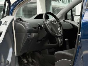 Blue Toyota Yaris 2006 in Vilnius, with an engine capacity of 1.40 L and mileage of 255 thousand km for 1990 €, photo 10 on AUTOMOTO.COM.LV