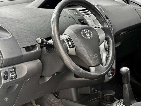 Zils Toyota Yaris 2006 Viļņa, ar dzinēja tilpumu 1.40 L un nobraukumu 255 tūkst. km par 1990 €, foto 10 vietnē AUTOMOTO.COM.LV