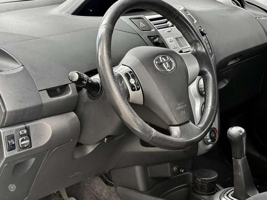 Blue Toyota Yaris 2006 in Vilnius, with an engine capacity of 1.40 L and mileage of 255 thousand km for 1990 €, photo 11 on AUTOMOTO.COM.LV
