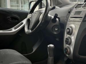 Blue Toyota Yaris 2006 in Vilnius, with an engine capacity of 1.40 L and mileage of 255 thousand km for 1990 €, photo 14 on AUTOMOTO.COM.LV