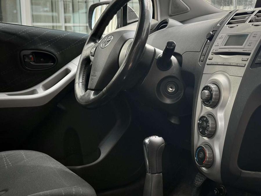 Blue Toyota Yaris 2006 in Vilnius, with an engine capacity of 1.40 L and mileage of 255 thousand km for 1990 €, photo 14 on AUTOMOTO.COM.LV
