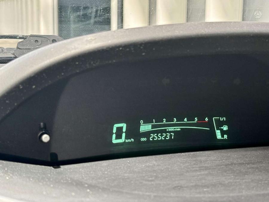 Blue Toyota Yaris 2006 in Vilnius, with an engine capacity of 1.40 L and mileage of 255 thousand km for 1990 €, photo 16 on AUTOMOTO.COM.LV