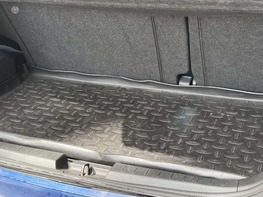 Blue Toyota Yaris 2006 in Vilnius, with an engine capacity of 1.40 L and mileage of 255 thousand km for 1990 €, photo 21 on AUTOMOTO.COM.LV
