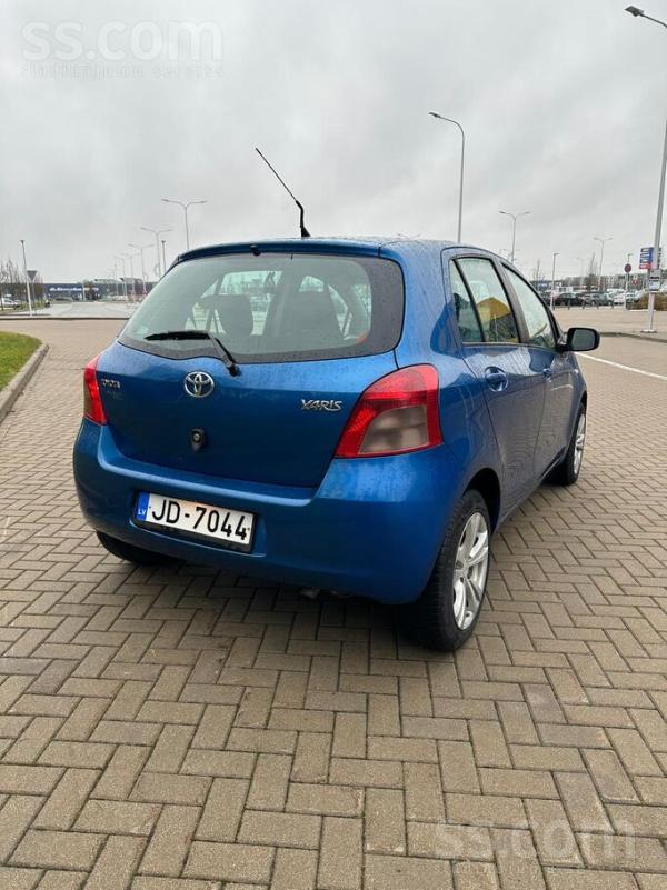 Zils Toyota Yaris 2007 Rīga, ar dzinēja tilpumu 1.40 L un nobraukumu 208 tūkst. km par 2600 €, foto 5 vietnē AUTOMOTO.COM.LV