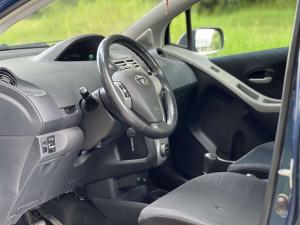 Zils Toyota Yaris 2007 Viļņa, ar dzinēja tilpumu 1.39 L un nobraukumu 212 tūkst. km par 2250 €, foto 24 vietnē AUTOMOTO.COM.LV