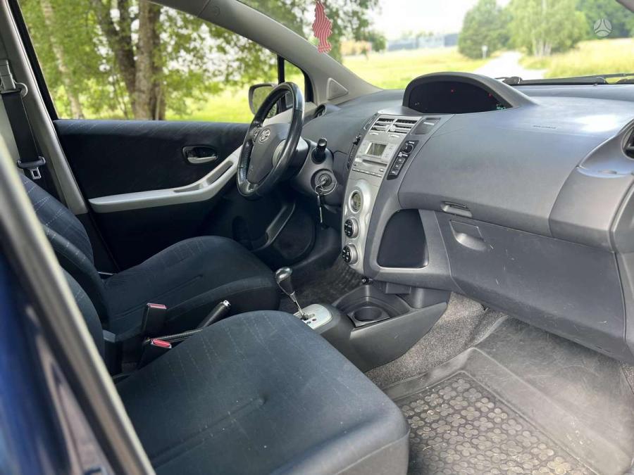 Zils Toyota Yaris 2007 Viļņa, ar dzinēja tilpumu 1.39 L un nobraukumu 212 tūkst. km par 2250 €, foto 26 vietnē AUTOMOTO.COM.LV