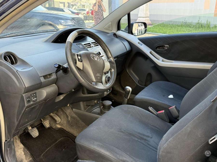 Zils Toyota Yaris 2007 Viļņa, ar dzinēja tilpumu 1.40 L un nobraukumu 250 tūkst. km par 689 €, foto 6 vietnē AUTOMOTO.COM.LV
