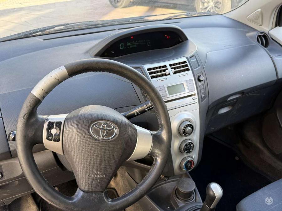 Zils Toyota Yaris 2007 Viļņa, ar dzinēja tilpumu 1.40 L un nobraukumu 250 tūkst. km par 689 €, foto 7 vietnē AUTOMOTO.COM.LV