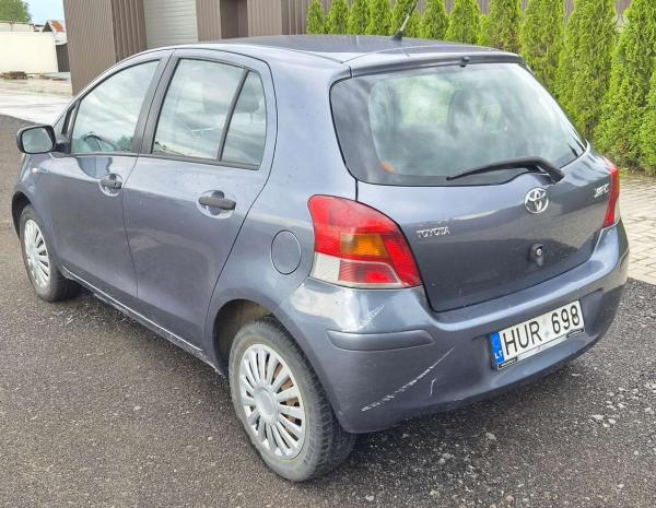 Zils Toyota Yaris 2009 Viļņa, ar dzinēja tilpumu 1.00 L un nobraukumu 264 tūkst. km par 950 €, foto 3 vietnē AUTOMOTO.COM.LV