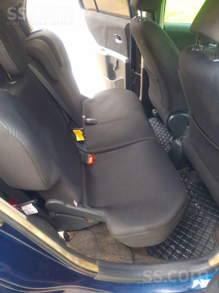 Zils Toyota Yaris 2010 Rīga, ar dzinēja tilpumu 1.40 L un nobraukumu 207 tūkst. km par 3900 €, foto 8 vietnē AUTOMOTO.COM.LV