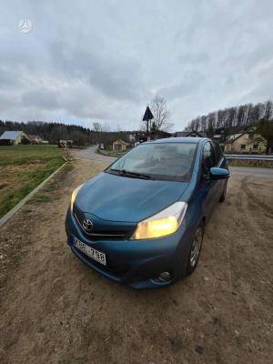 Zils Toyota Yaris 2012 Viļņa, ar dzinēja tilpumu 1.33 L un nobraukumu 182 tūkst. km par 5200 €, foto  vietnē AUTOMOTO.COM.LV