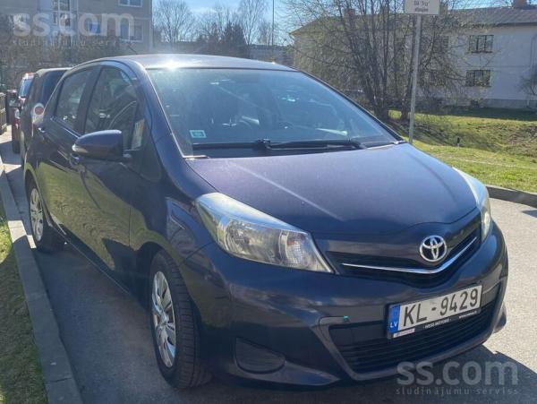 Zils Toyota Yaris 2013 Rīga, ar dzinēja tilpumu 1.40 L un nobraukumu 242 tūkst. km par 1800 €, foto 2 vietnē AUTOMOTO.COM.LV