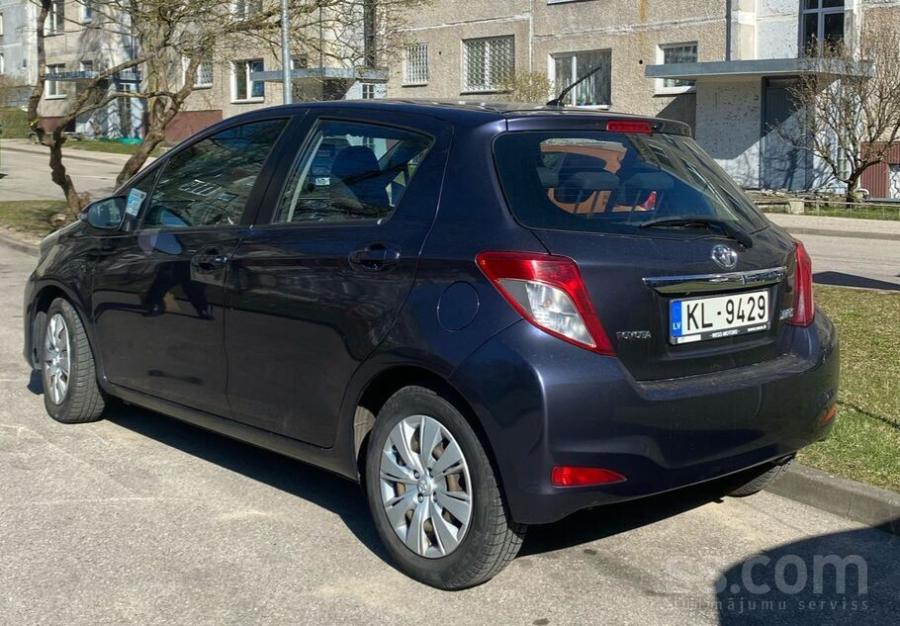 Zils Toyota Yaris 2013 Rīga, ar dzinēja tilpumu 1.40 L un nobraukumu 242 tūkst. km par 1800 €, foto 3 vietnē AUTOMOTO.COM.LV