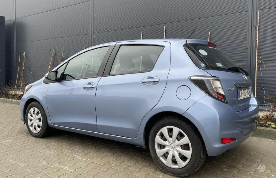 Zils Toyota Yaris 2013 Viļņa, ar dzinēja tilpumu 1.50 L un nobraukumu 228 tūkst. km par 5950 €, foto 3 vietnē AUTOMOTO.COM.LV